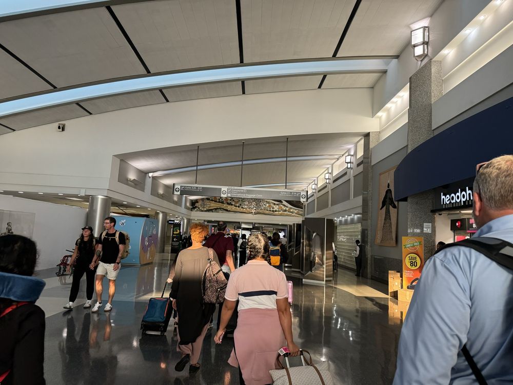 CONCOURSE E - Updated October 2025 - 16 Photos - 6000 N Terminal Pkwy ...