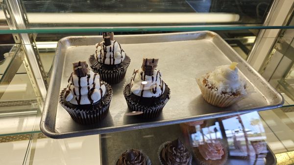 LUDZ FOODIE BAR & GRILL - Updated August 2025 - 41 Photos - 525 Glen ...