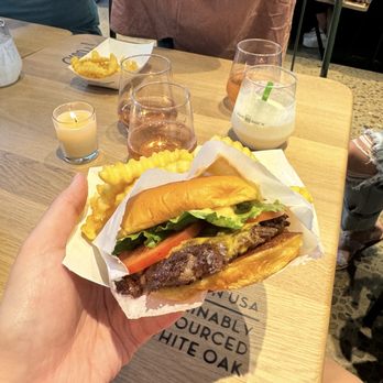SHAKE SHACK THE TERMINAL - Updated August 2024 - 66 Photos & 24 Reviews ...