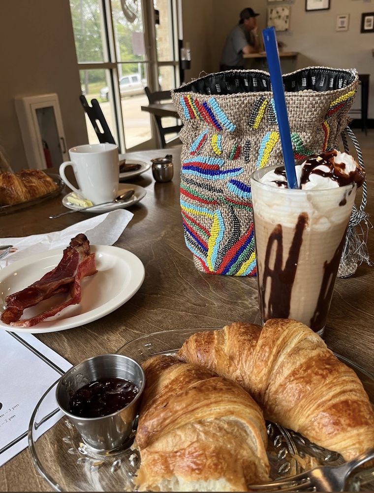 LULA PERL - Updated August 2024 - 11 Photos - 103 Pelican Blvd, Ruston ...