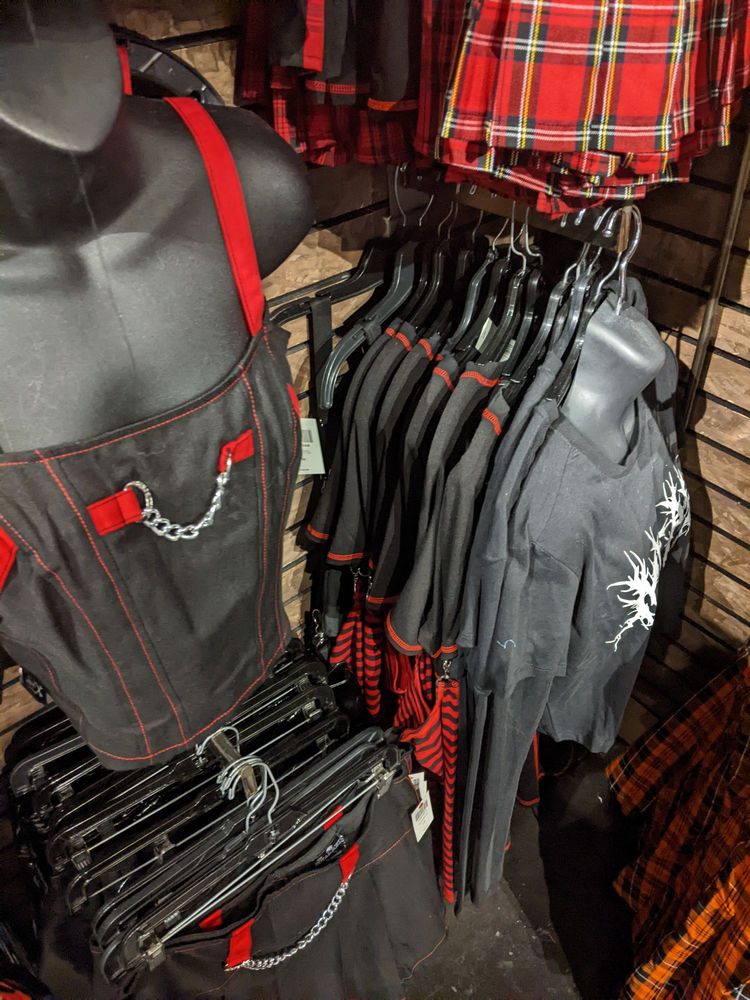 HOT TOPIC - Updated October 2025 - 23 Photos & 18 Reviews - 7700 ...