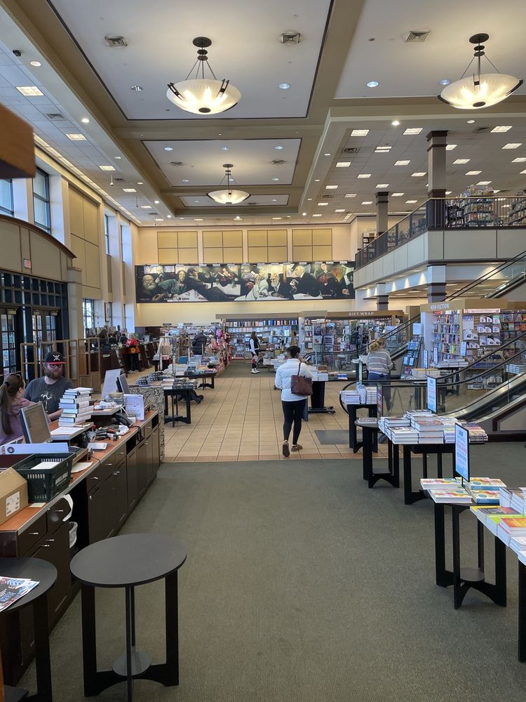 BARNES & NOBLE BOOKSELLERS - Updated October 2025 - 169 Photos & 142 ...