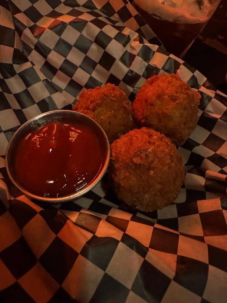 LINDA’S TAVERN - Updated September 2025 - 235 Photos & 669 Reviews ...