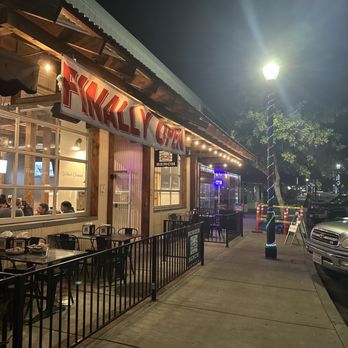 BURGER BENCH - Updated September 2025 - 158 Photos & 92 Reviews - 230 ...