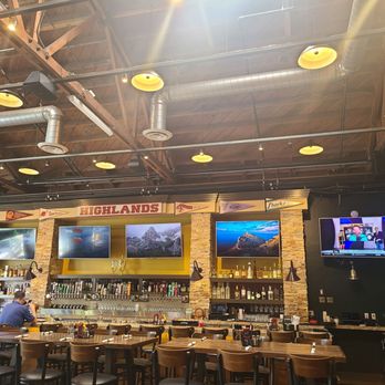 HIGHLANDS SPORTS BAR & GRILL - Updated January 2025 - 59 Photos & 75 ...