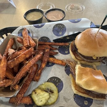 5TH STREET BURGER & FRIES - Updated December 2025 - 145 Photos & 139 ...