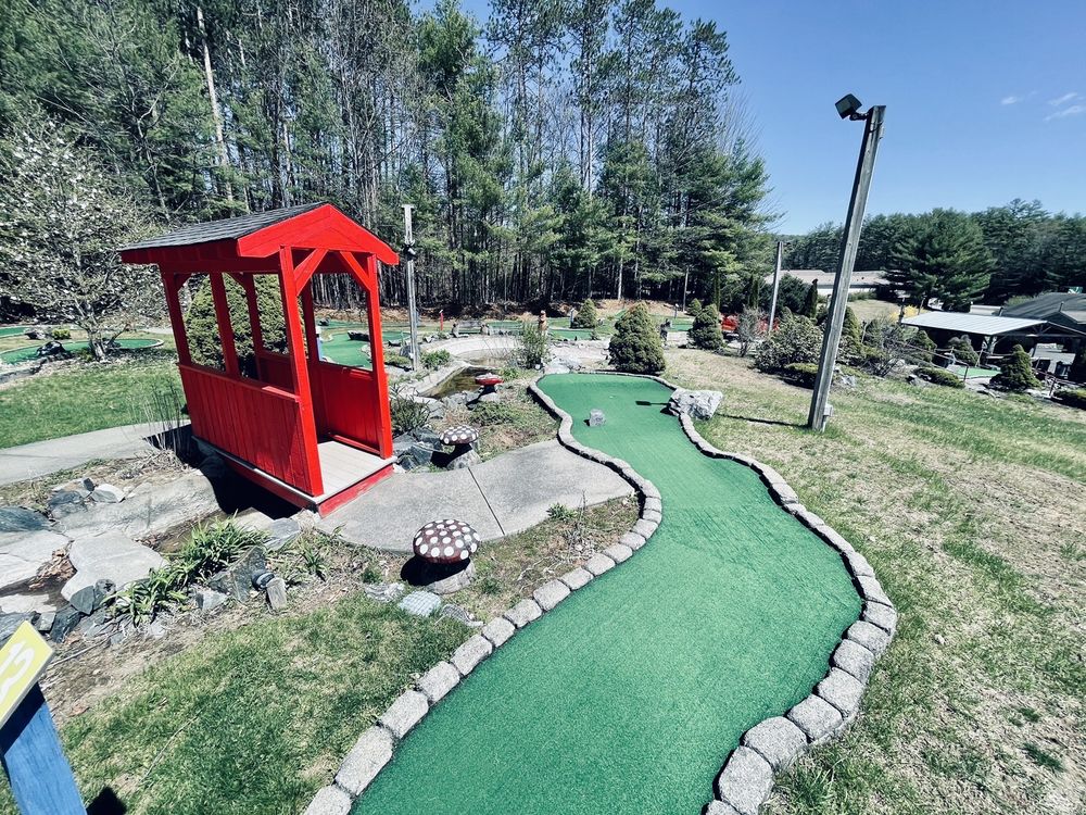 QUECHEE GORGE MINI GOLF - Updated May 2025 - 13 Photos - 5893 Woodstock ...