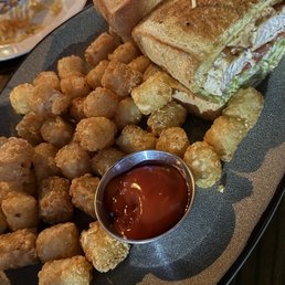 TAVERN IN THE SQUARE - Updated December 2025 - 90 Photos & 102 Reviews ...