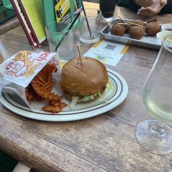 THE WELCOME BACK LOUNGE - Updated July 2024 - 106 Photos & 106 Reviews ...