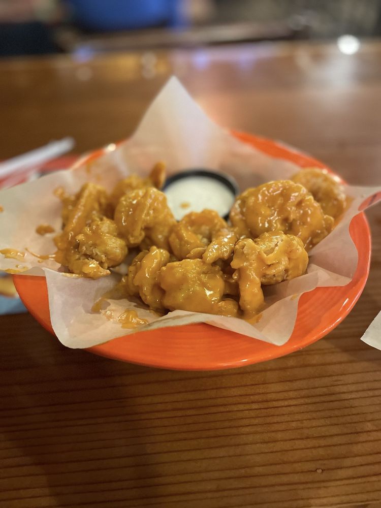 HOOTERS - Updated July 2024 - 76 Photos & 108 Reviews - 310 N IH35 N ...