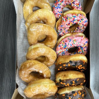 FOX’S DONUT DEN - Updated February 2025 - 267 Photos & 344 Reviews ...