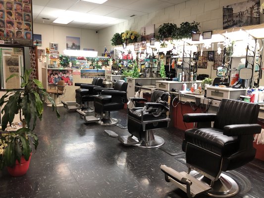 HANKS BARBER SHOP - Updated November 2024 - 113 Photos & 31 Reviews ...