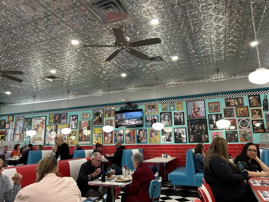 THE SIXTIES DINER - Updated September 2024 - 42 Photos & 32 Reviews ...