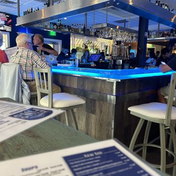 FINS BAR & GRILLE - Updated August 2024 - 442 Photos & 442 Reviews ...