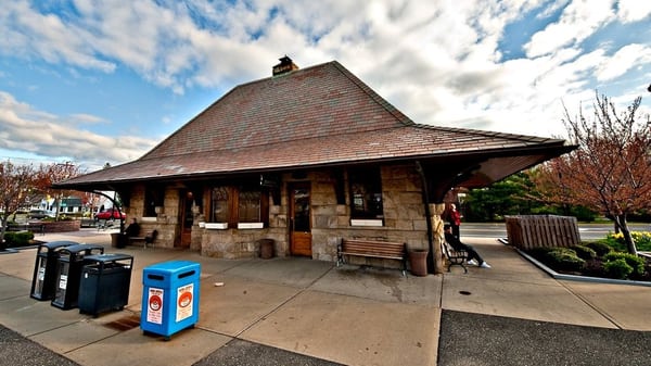 NEW JERSEY TRANSIT LITTLE SILVER TRAIN STATION - Updated August 2025 ...