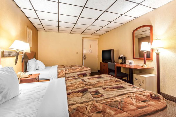 RODEWAY INN NORTH - Updated May 2026 - 21 Photos & 24 Reviews - 1021 ...