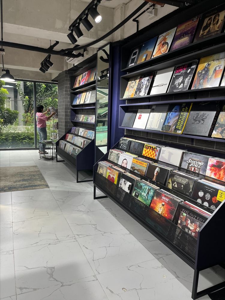 TED ELLIS - 14 Photos - 2nd Floor Espacio Hotel, Bayani Road, Taguig ...