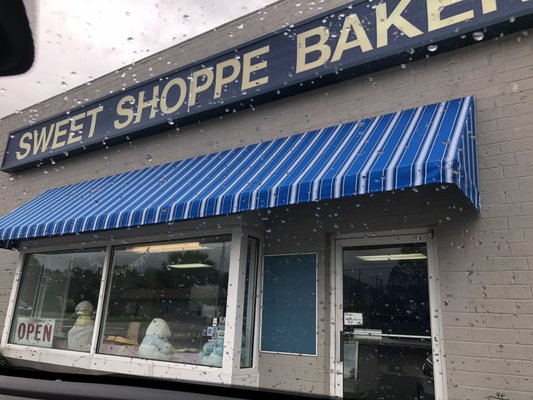 SWEET SHOPPE BAKERY - 55 Photos & 28 Reviews - 2008 N Centennial St ...