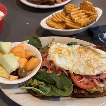 ROUNDABOUT DINER & LOUNGE - Updated September 2024 - 401 Photos & 637 ...