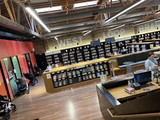 CHICAGO PUBLIC LIBRARY - WEST LOOP - Updated December 2025 - 28 Photos ...