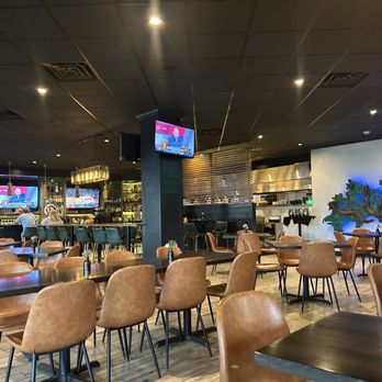 OAK 36 BAR & KITCHEN - 254 Photos & 169 Reviews - 5500 Abercorn St ...