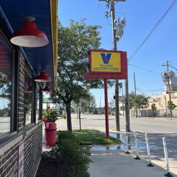 VIENNA BEEF FACTORY STORE - Updated May 2025 - 95 Photos & 50 Reviews ...