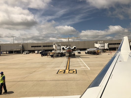 PIEDMONT TRIAD INTERNATIONAL AIRPORT - GSO - 144 Photos & 190 Reviews ...