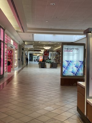 THE MALL OF NEW HAMPSHIRE - 32 Photos & 43 Reviews - 1500 S Willow St ...