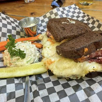 GOOSE HOLLOW INN - Updated May 2025 - 260 Photos & 327 Reviews - 1927 ...