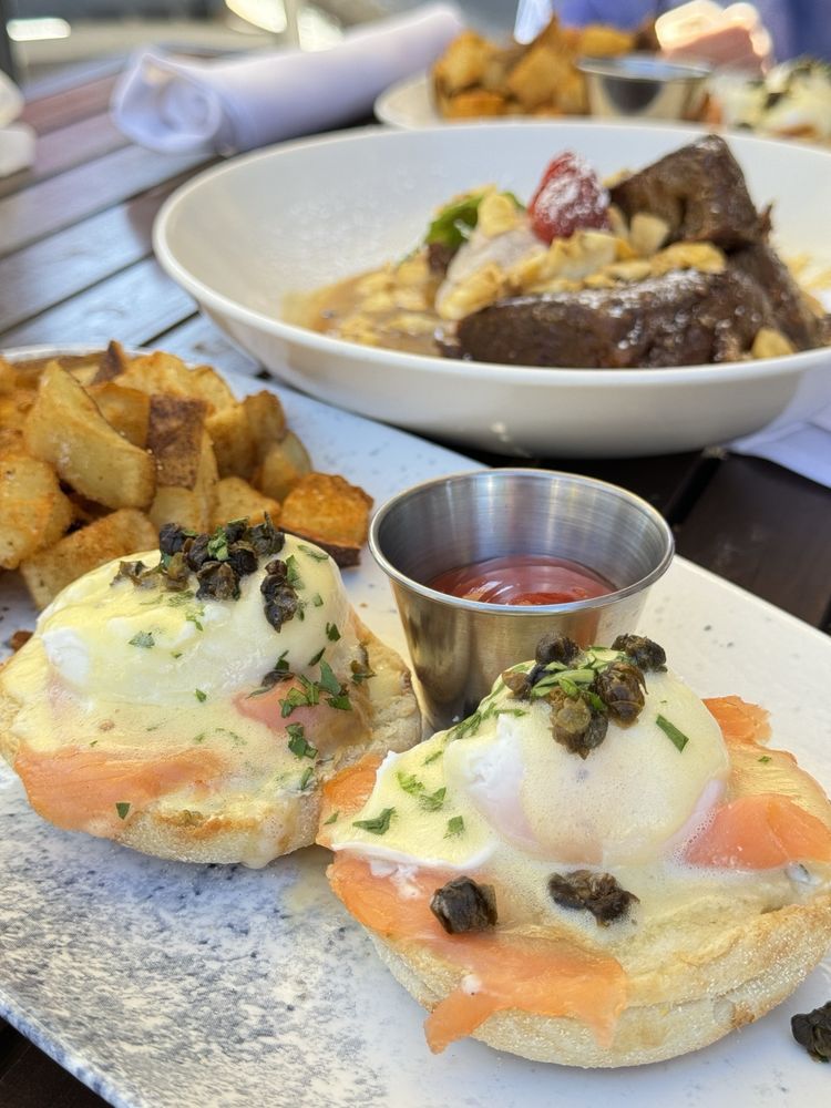 THE MAPLE LEAF - Updated January 2026 - 659 Photos & 431 Reviews - 137 ...