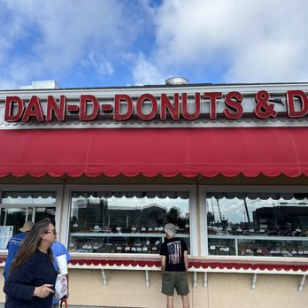 DAN-D-DONUTS & DELI - Updated August 2024 - 94 Photos & 178 Reviews ...