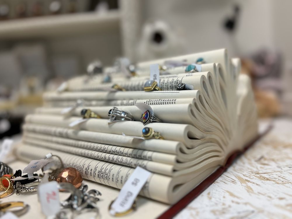 ANTIQUE UP - Updated January 2026 - 65 Photos - 850 E Maes Ave ...