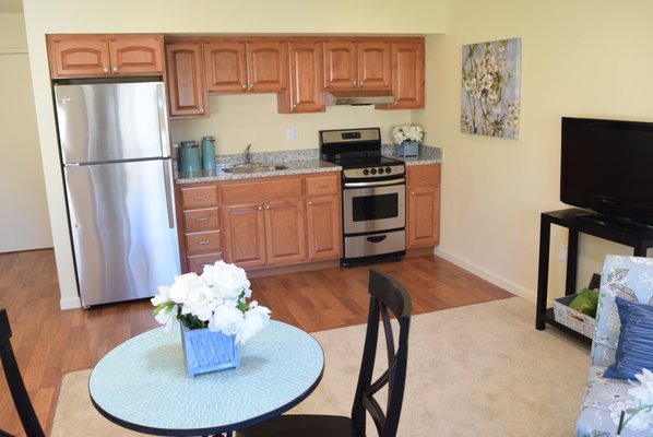 FRIENDS HOUSE - Updated December 2025 - 25 Photos & 16 Reviews - 684 ...