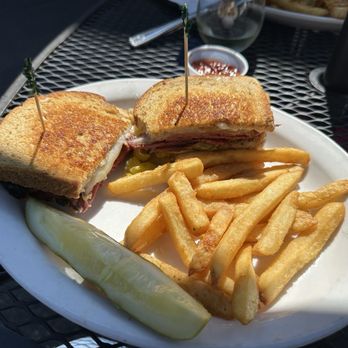 WHISTLE STOP ALE HOUSE - Updated December 2025 - 372 Photos & 504 ...