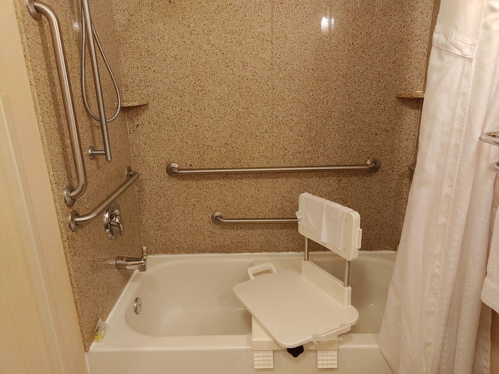 HOLIDAY INN EXPRESS & SUITES TOPEKA NORTH - Updated July 2024 - 15 ...