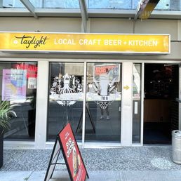TAYLIGHT LOCAL CRAFT BEER & KITCHEN - Updated December 2025 - 76 Photos ...