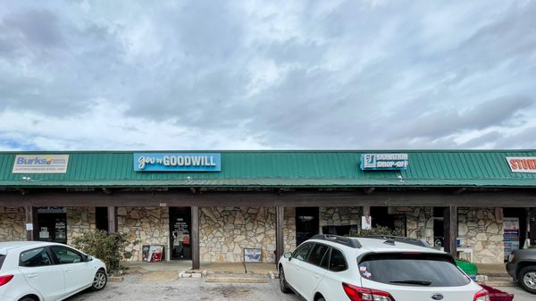 GOODWILL CENTRAL TEXAS - WESTBANK - Updated November 2025 - 18 Photos ...