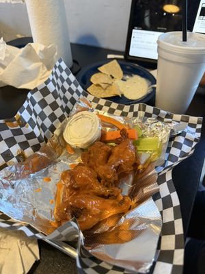 BIRDIES WINGS AND BAR - Updated October 2025 - 61 Photos & 40 Reviews ...
