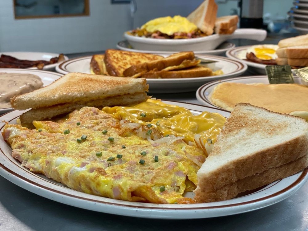 RED ROOF DINER - 92 Photos & 14 Reviews - 195 Peterson Dr, Peosta, IA ...