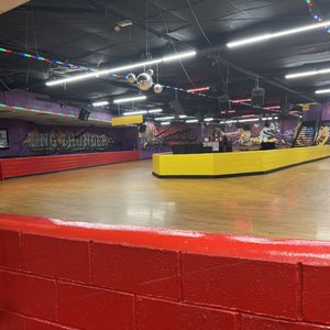 ROLLING THUNDER SKATING CENTER - 35 Photos & 37 Reviews - 7017 ...