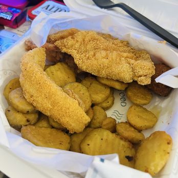 BLUE HOOK CAJUN SEAFOOD & BAR - Updated December 2025 - 68 Photos & 140 ...