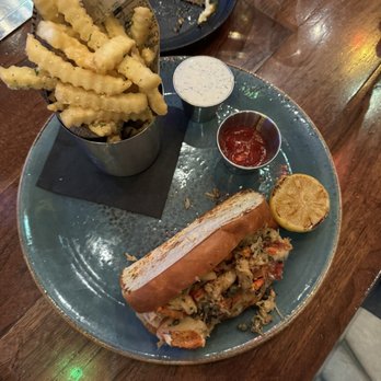 BLUE HOUND KITCHEN & COCKTAILS - Updated July 2025 - 1219 Photos & 895 ...