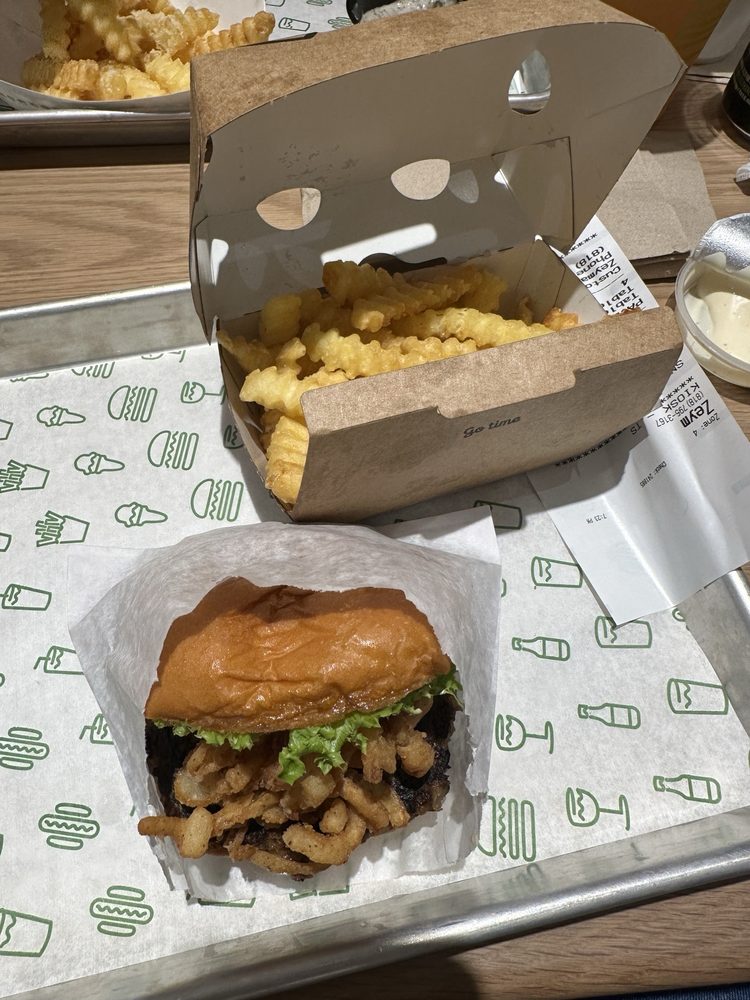 SHAKE SHACK COLUMBUS CIRCLE - Updated July 2025 - 10 Photos - 10 ...