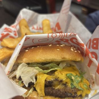RED ROBIN GOURMET BURGERS AND BREWS - Updated May 2025 - 541 Photos ...