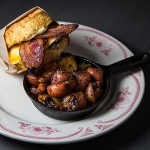 ROADRUNNER SALOON - 141 Photos & 228 Reviews - 921 N Buffalo Dr, Las ...