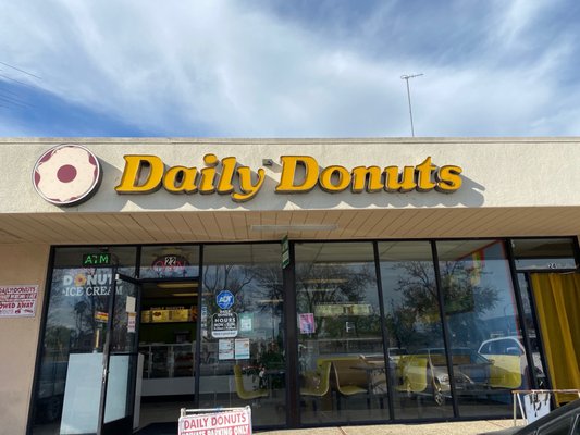 DAILY DONUTS - Updated July 2024 - 50 Photos & 118 Reviews - 1075 Tully ...