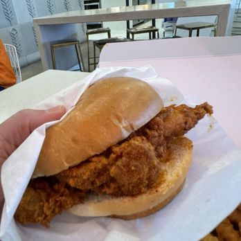 PRETTY BIRD HOT CHICKEN - SUGARHOUSE - Updated August 2025 - 312 Photos ...