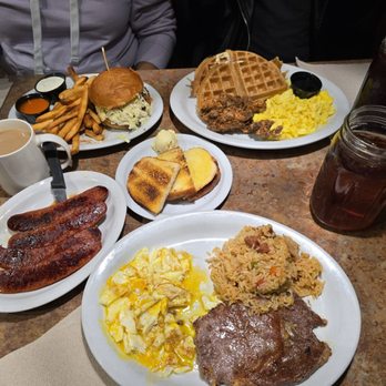 HUCKLEBERRY’S BREAKFAST AND LUNCH - Updated March 2025 - 951 Photos ...