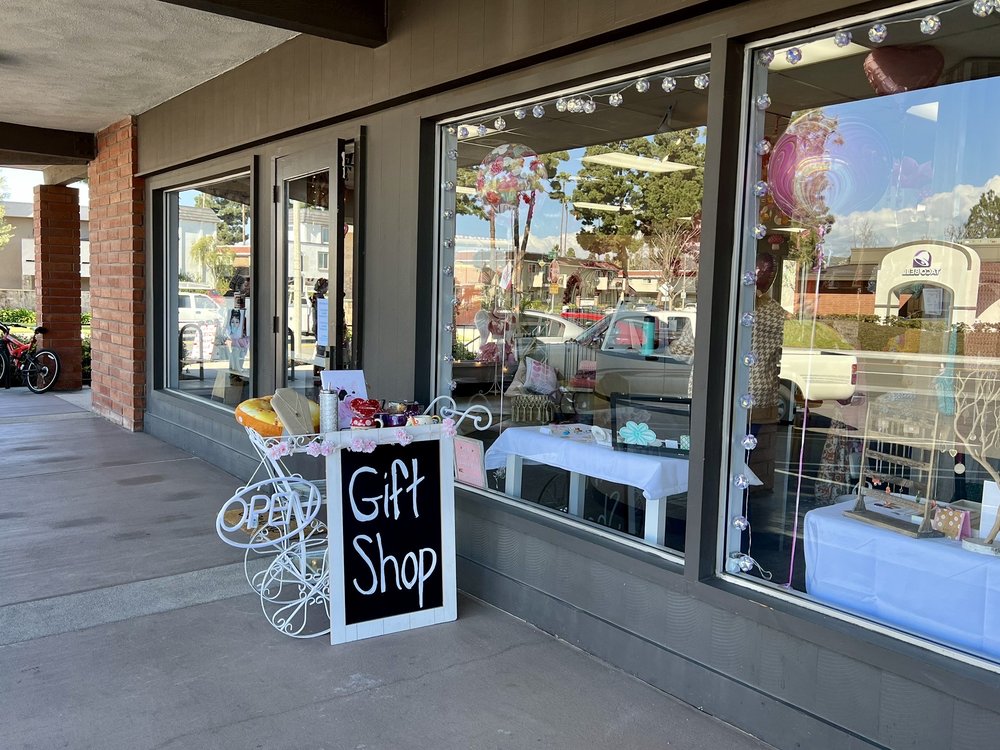 LINDY LOOPS - Updated January 2025 - 33 Photos - 96 E Daily Dr ...