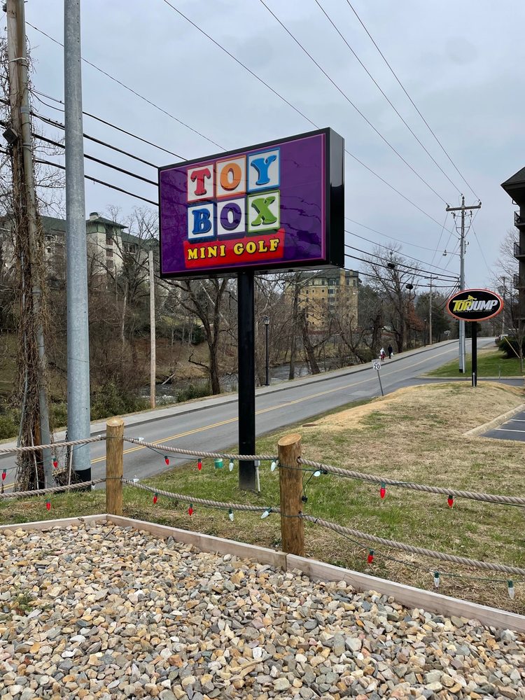 TOY BOX MINI GOLF - 42 Photos & 19 Reviews - 112 Dollywood Ln, Pigeon ...